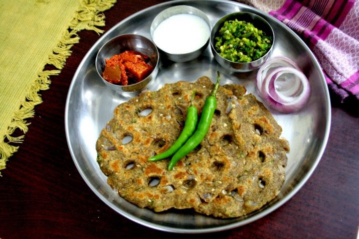 Thalipeeth Recipe (Crispy Maharashtrian Multigrain Flatbread) – Easy ...